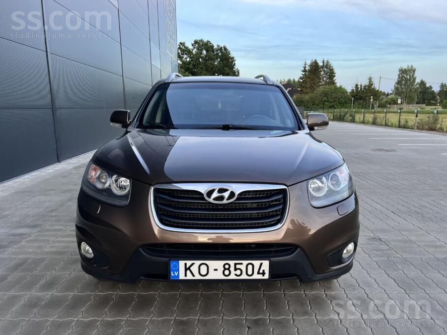Brown Hyundai Santa Fe 2012 in Riga, with an engine capacity of 2.00 L and mileage of 262 thousand km for 4990 €, photo 12 on AUTOMOTO.COM.LV