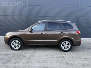 Brown Hyundai Santa Fe 2012 in Riga, with an engine capacity of 2.00 L and mileage of 262 thousand km for 4990 €, photo 13 on AUTOMOTO.COM.LV