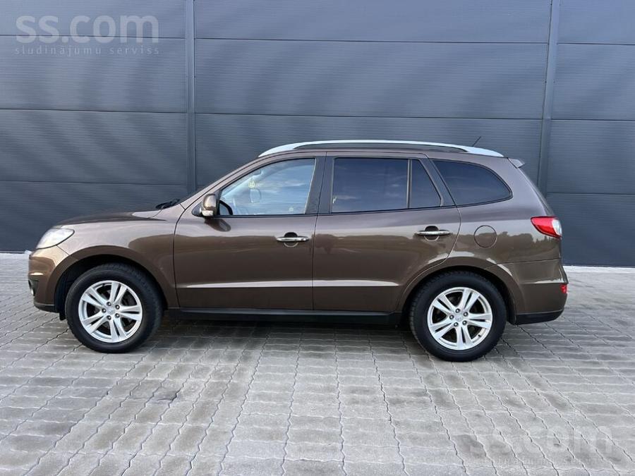 Brown Hyundai Santa Fe 2012 in Riga, with an engine capacity of 2.00 L and mileage of 262 thousand km for 4990 €, photo 13 on AUTOMOTO.COM.LV