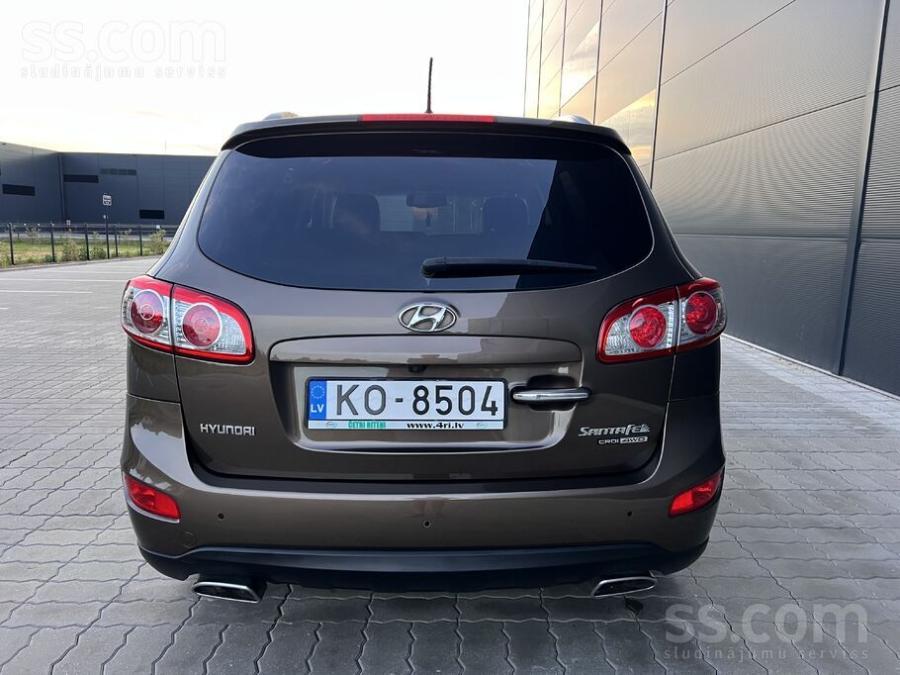 Brown Hyundai Santa Fe 2012 in Riga, with an engine capacity of 2.00 L and mileage of 262 thousand km for 4990 €, photo 14 on AUTOMOTO.COM.LV