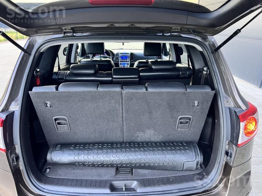 Brown Hyundai Santa Fe 2012 in Riga, with an engine capacity of 2.00 L and mileage of 262 thousand km for 4990 €, photo 15 on AUTOMOTO.COM.LV