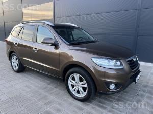 Brown Hyundai Santa Fe 2012 in Riga, with an engine capacity of 2.00 L and mileage of 262 thousand km for 4990 €, photo 17 on AUTOMOTO.COM.LV