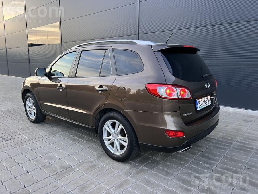 Brown Hyundai Santa Fe 2012 in Riga, with an engine capacity of 2.00 L and mileage of 262 thousand km for 4990 €, photo 18 on AUTOMOTO.COM.LV