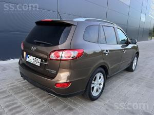 Brown Hyundai Santa Fe 2012 in Riga, with an engine capacity of 2.00 L and mileage of 262 thousand km for 4990 €, photo 24 on AUTOMOTO.COM.LV