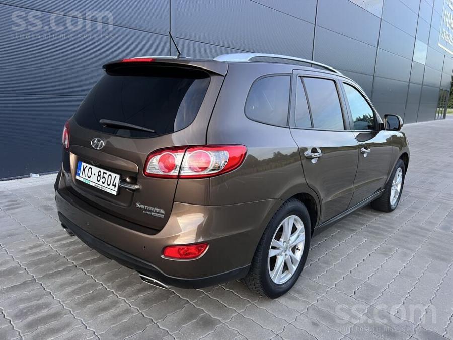 Brown Hyundai Santa Fe 2012 in Riga, with an engine capacity of 2.00 L and mileage of 262 thousand km for 4990 €, photo 24 on AUTOMOTO.COM.LV