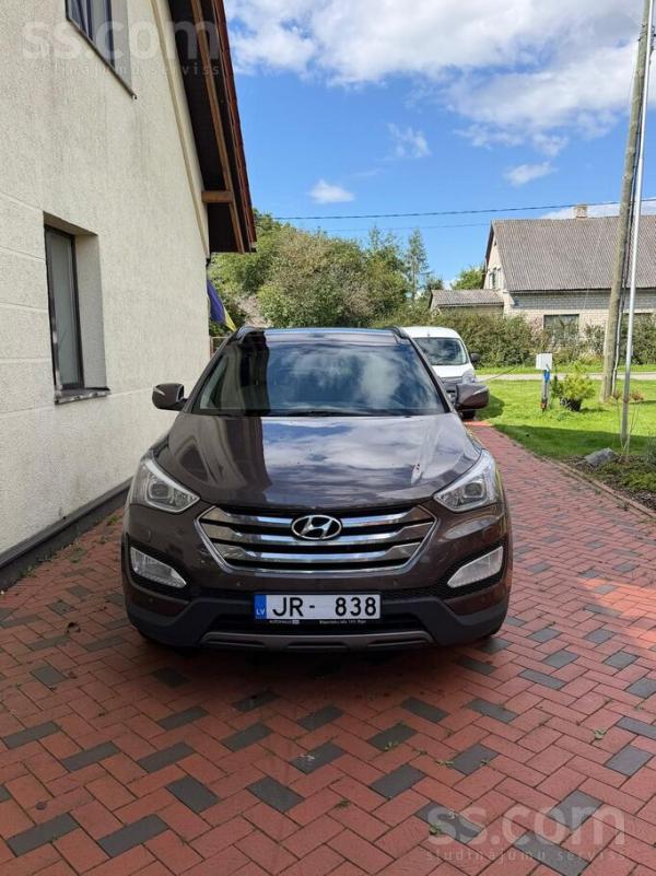 Brown Hyundai Santa Fe 2014 in Bauska, with an engine capacity of 2.20 L and mileage of 286 thousand km for 9500 €, photo 1 on AUTOMOTO.COM.LV