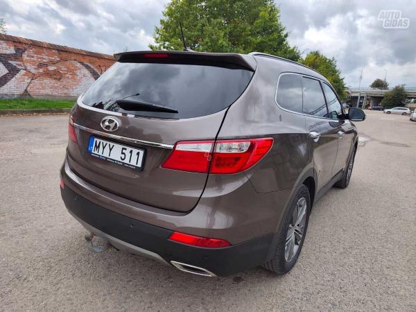 Brown Hyundai Santa Fe 2014 in Siauliai, with an engine capacity of 2.20 L and mileage of 206 thousand km for 10900 €, photo 7 on AUTOMOTO.COM.LV