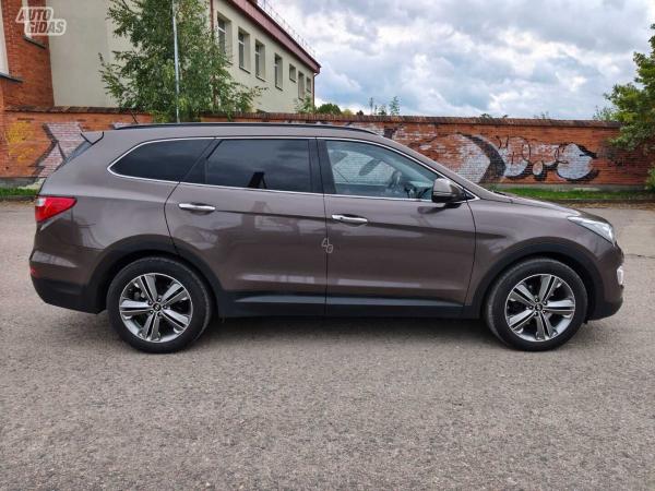 Brown Hyundai Santa Fe 2014 in Siauliai, with an engine capacity of 2.20 L and mileage of 206 thousand km for 10900 €, photo 8 on AUTOMOTO.COM.LV
