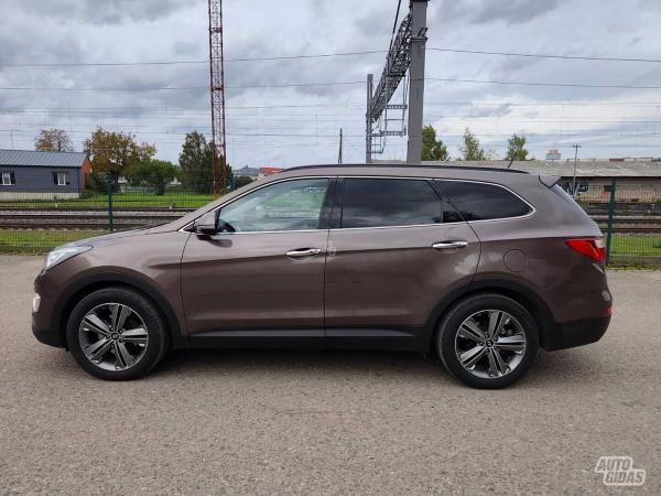 Brown Hyundai Santa Fe 2014 in Siauliai, with an engine capacity of 2.20 L and mileage of 206 thousand km for 10900 €, photo 9 on AUTOMOTO.COM.LV
