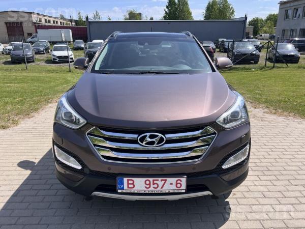 Brown Hyundai Santa Fe 2015 in Limbazi, with an engine capacity of 2.00 L and mileage of 261 thousand km for 11550 €, photo 2 on AUTOMOTO.COM.LV