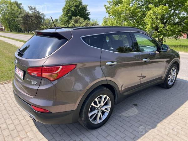 Brown Hyundai Santa Fe 2015 in Limbazi, with an engine capacity of 2.00 L and mileage of 261 thousand km for 11550 €, photo 4 on AUTOMOTO.COM.LV