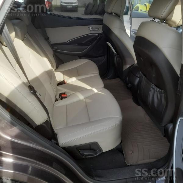Brown Hyundai Santa Fe 2015 in Riga, with an engine capacity of 2.20 L and mileage of 211 thousand km for 12000 €, photo 9 on AUTOMOTO.COM.LV