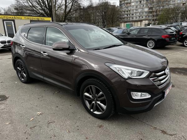 Brown Hyundai Santa Fe 2015 in Riga, with an engine capacity of 2.00 L and mileage of 261 thousand km for 13950 €, photo 5 on AUTOMOTO.COM.LV