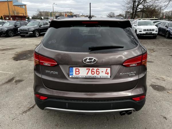Brown Hyundai Santa Fe 2015 in Riga, with an engine capacity of 2.00 L and mileage of 261 thousand km for 13950 €, photo 7 on AUTOMOTO.COM.LV