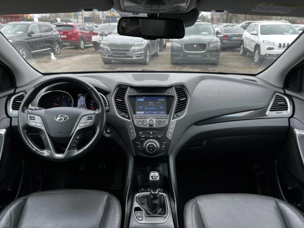 Brown Hyundai Santa Fe 2015 in Riga, with an engine capacity of 2.00 L and mileage of 261 thousand km for 13950 €, photo 9 on AUTOMOTO.COM.LV