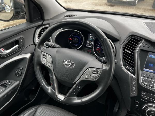 Brown Hyundai Santa Fe 2015 in Riga, with an engine capacity of 2.00 L and mileage of 261 thousand km for 13950 €, photo 10 on AUTOMOTO.COM.LV