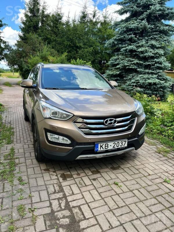Brown Hyundai Santa Fe 2015 in Jelgava, with an engine capacity of 2.20 L and mileage of 264 thousand km for 10400 €, photo 1 on AUTOMOTO.COM.LV