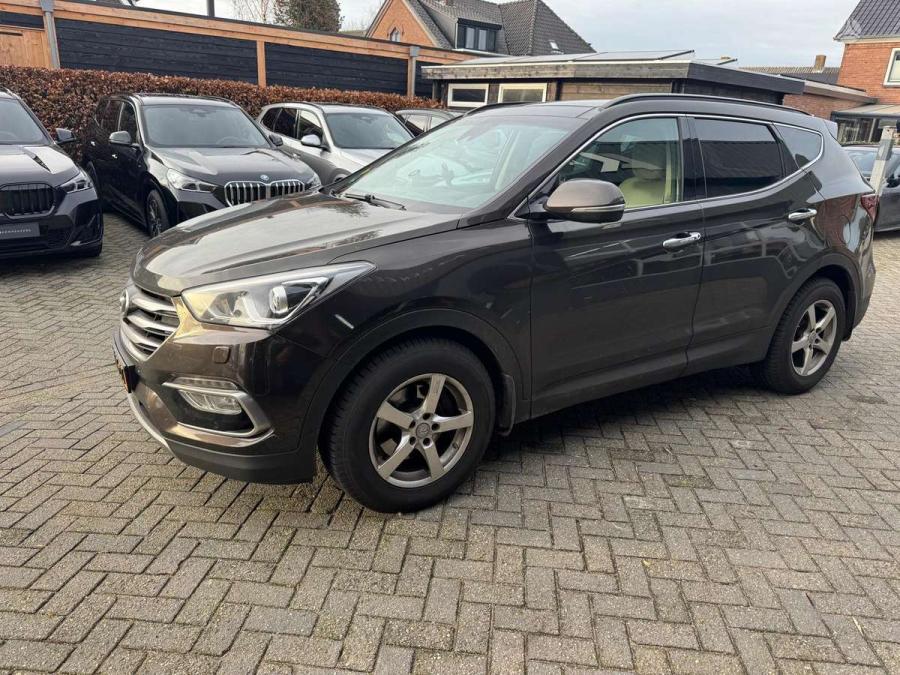 Brown Hyundai Santa Fe 2016 in Vilnius, with an engine capacity of 2.20 L and mileage of 186 thousand km for 12999 €, photo 1 on AUTOMOTO.COM.LV