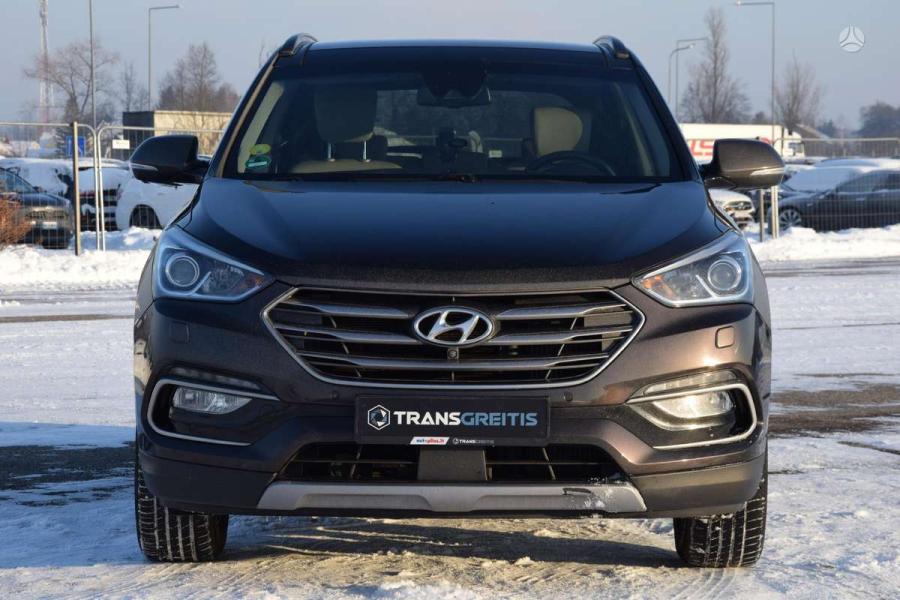 Brown Hyundai Santa Fe 2016 in Vilnius, with an engine capacity of 2.20 L and mileage of 188 thousand km for 13499 €, photo 2 on AUTOMOTO.COM.LV