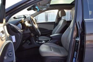 Brown Hyundai Santa Fe 2016 in Vilnius, with an engine capacity of 2.20 L and mileage of 188 thousand km for 13499 €, photo 13 on AUTOMOTO.COM.LV