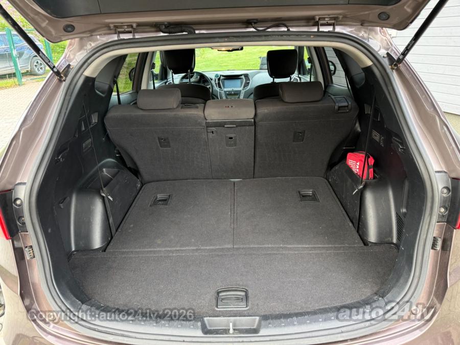 Brown Hyundai Santa Fe 2016 in Tallinn, with an engine capacity of 2.20 L and mileage of 210 thousand km for 13400 €, photo 8 on AUTOMOTO.COM.LV