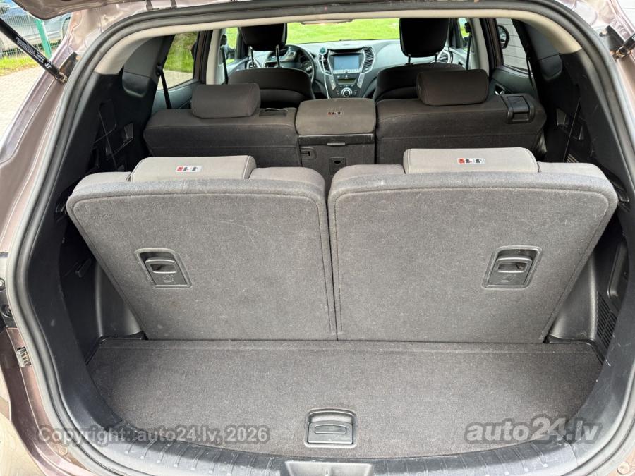 Brown Hyundai Santa Fe 2016 in Tallinn, with an engine capacity of 2.20 L and mileage of 210 thousand km for 13400 €, photo 9 on AUTOMOTO.COM.LV