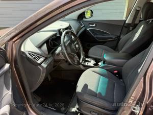 Brown Hyundai Santa Fe 2016 in Tallinn, with an engine capacity of 2.20 L and mileage of 210 thousand km for 13400 €, photo 11 on AUTOMOTO.COM.LV