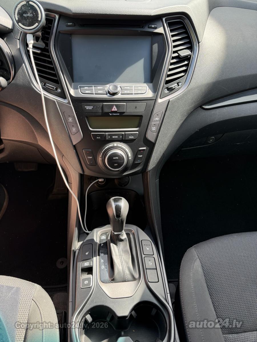 Brown Hyundai Santa Fe 2016 in Tallinn, with an engine capacity of 2.20 L and mileage of 210 thousand km for 13400 €, photo 13 on AUTOMOTO.COM.LV