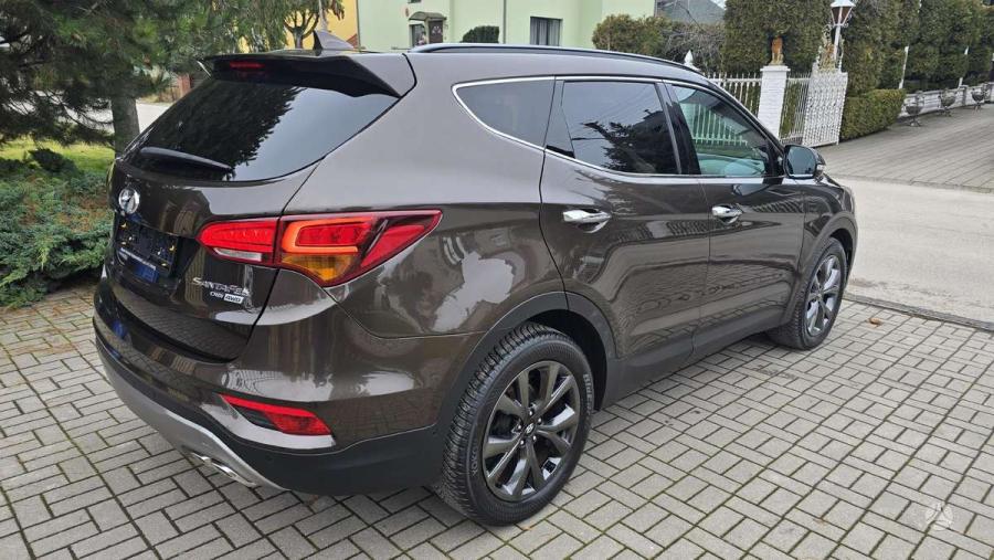 Brown Hyundai Santa Fe 2017 in Marijampole, with an engine capacity of 2.20 L and mileage of 83 thousand km for 15950 €, photo 8 on AUTOMOTO.COM.LV