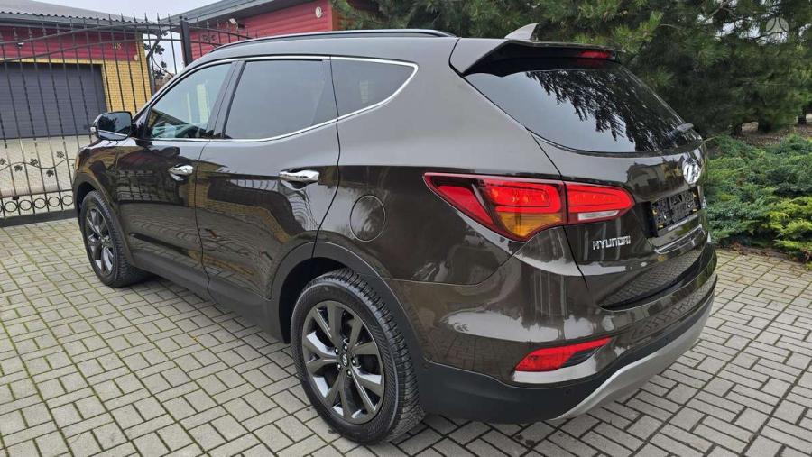 Brown Hyundai Santa Fe 2017 in Marijampole, with an engine capacity of 2.20 L and mileage of 83 thousand km for 15950 €, photo 10 on AUTOMOTO.COM.LV
