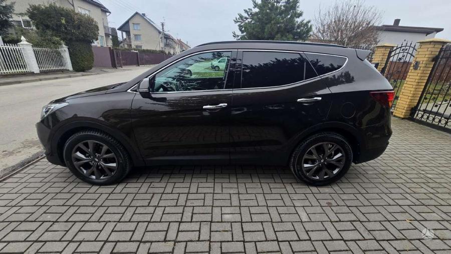 Brown Hyundai Santa Fe 2017 in Marijampole, with an engine capacity of 2.20 L and mileage of 83 thousand km for 15950 €, photo 11 on AUTOMOTO.COM.LV