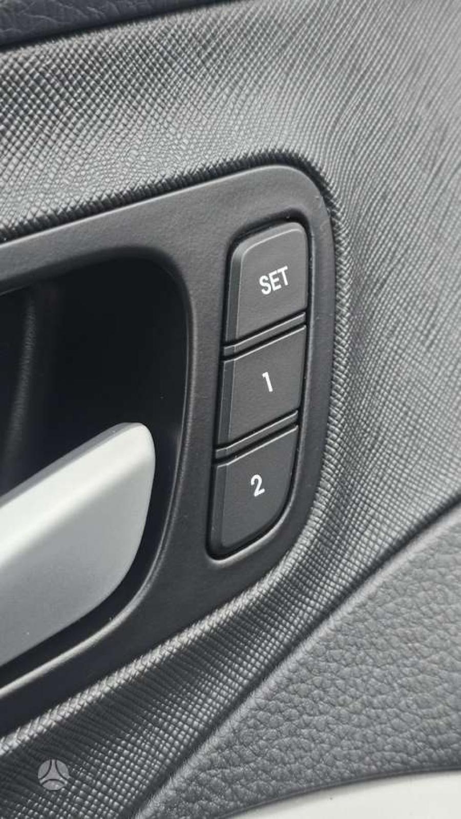 Brown Hyundai Santa Fe 2017 in Marijampole, with an engine capacity of 2.20 L and mileage of 83 thousand km for 15950 €, photo 20 on AUTOMOTO.COM.LV