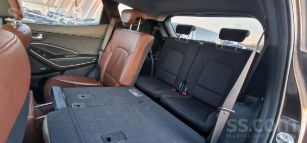 Brown Hyundai Santa Fe 2017 in Riga, with an engine capacity of 2.20 L and mileage of 311 thousand km for 12900 €, photo 3 on AUTOMOTO.COM.LV