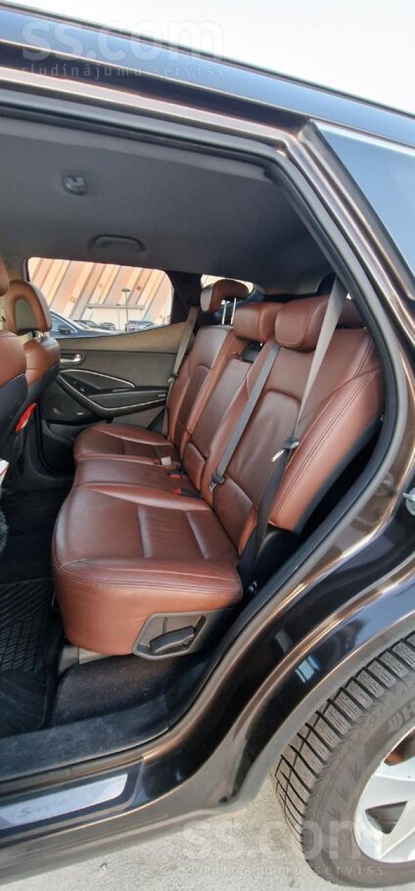Brown Hyundai Santa Fe 2017 in Riga, with an engine capacity of 2.20 L and mileage of 311 thousand km for 12900 €, photo 4 on AUTOMOTO.COM.LV