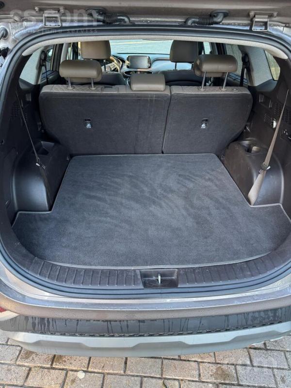Brown Hyundai Santa Fe 2019 in Riga, with an engine capacity of 2.20 L and mileage of 120 thousand km for 22500 €, photo 7 on AUTOMOTO.COM.LV