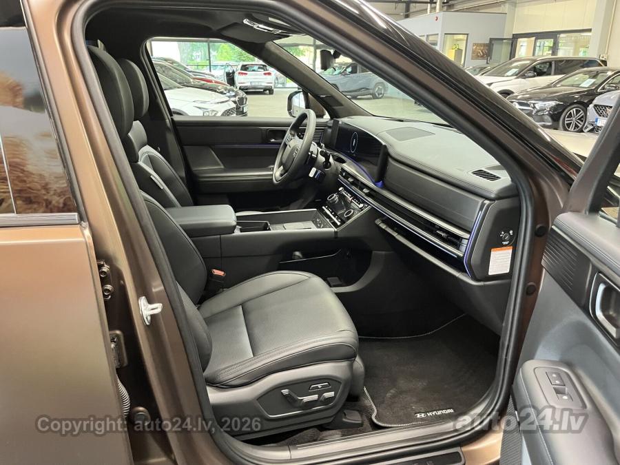 Brown Hyundai Santa Fe 2025 in Tallinn, with an engine capacity of 1.60 L and mileage of 32 thousand km for 59900 €, photo 7 on AUTOMOTO.COM.LV