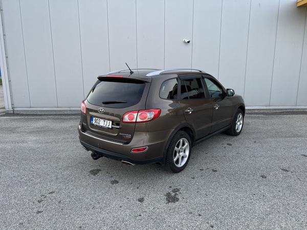 Brown Hyundai Santa Fe 2011 in Tartu, with an engine capacity of 2.20 L and mileage of 308 thousand km for 6499 €, photo 3 on AUTOMOTO.COM.LV
