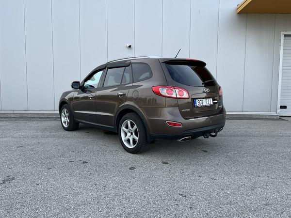 Brown Hyundai Santa Fe 2011 in Tartu, with an engine capacity of 2.20 L and mileage of 308 thousand km for 6499 €, photo 4 on AUTOMOTO.COM.LV