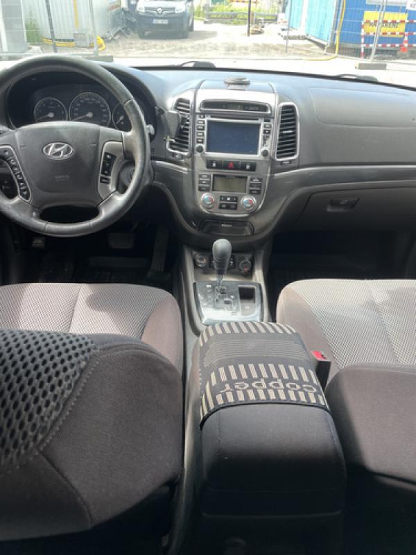 Brown Hyundai Santa Fe 2011 in Tartu, with an engine capacity of 2.20 L and mileage of 308 thousand km for 6499 €, photo 6 on AUTOMOTO.COM.LV