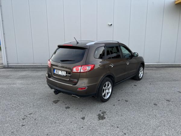 Brown Hyundai Santa Fe 2011 in Tartu, with an engine capacity of 2.20 L and mileage of 308 thousand km for 6499 €, photo 9 on AUTOMOTO.COM.LV