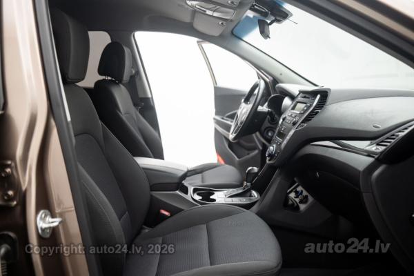 Brown Hyundai Santa Fe 2013 in Tallinn, with an engine capacity of 2.20 L and mileage of 110 thousand km for 12999 €, photo 10 on AUTOMOTO.COM.LV
