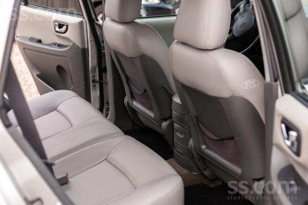 Hyundai Santa Fe 2005 in Riga, with an engine capacity of 2.00 L and mileage of 172 thousand km for 3995 €, photo 11 on AUTOMOTO.COM.LV