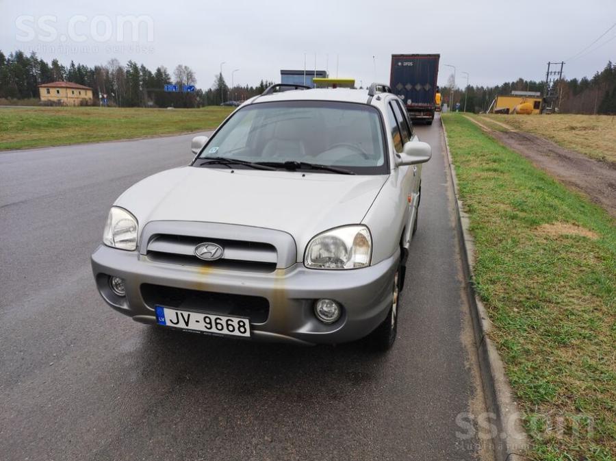 Hyundai Santa Fe 2005 in Riga, with an engine capacity of 2.40 L and mileage of 302 thousand km for 1800 €, photo 1 on AUTOMOTO.COM.LV