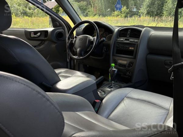 Hyundai Santa Fe 2005 in Riga, with an engine capacity of 2.70 L and mileage of 209 thousand km for 1550 €, photo 6 on AUTOMOTO.COM.LV