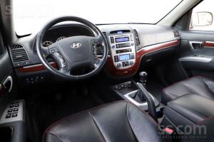 Hyundai Santa Fe 2006 in Tukums, with an engine capacity of 2.20 L and mileage of 372 thousand km for 3990 €, photo 7 on AUTOMOTO.COM.LV