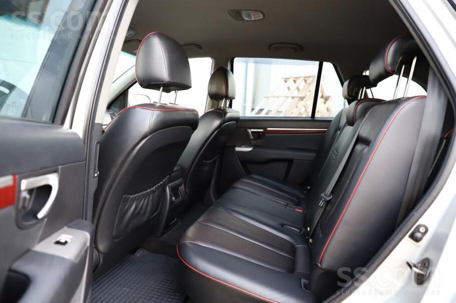 Hyundai Santa Fe 2006 in Tukums, with an engine capacity of 2.20 L and mileage of 372 thousand km for 3990 €, photo 17 on AUTOMOTO.COM.LV