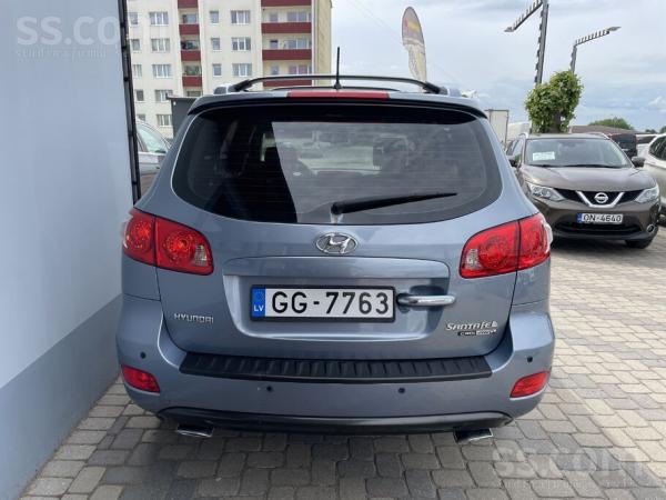 Hyundai Santa Fe 2006 in Talsi, with an engine capacity of 2.20 L and mileage of 350 thousand km for 4200 €, photo 4 on AUTOMOTO.COM.LV