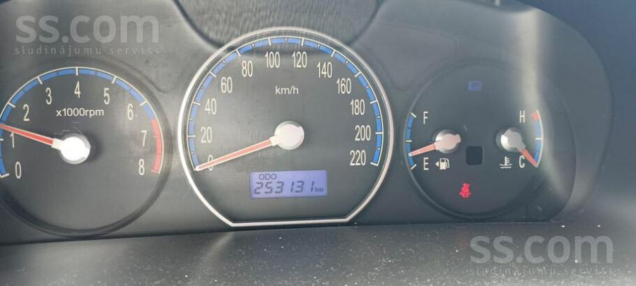 Hyundai Santa Fe 2006 in Riga, with an engine capacity of 2.70 L and mileage of 253 thousand km for 3700 €, photo 8 on AUTOMOTO.COM.LV
