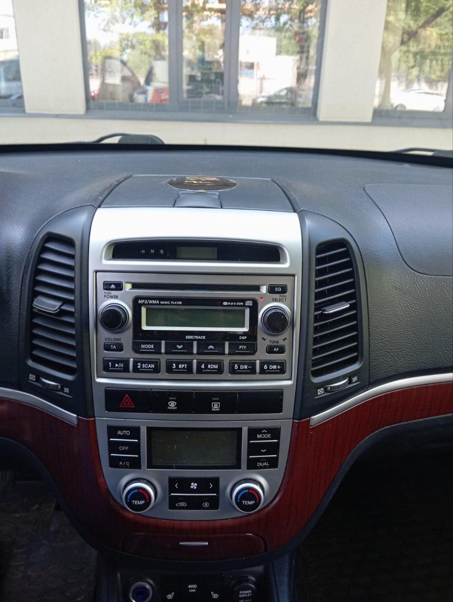 Hyundai Santa Fe 2006 in Riga, with an engine capacity of 2.20 L and mileage of 280 thousand km for 950 €, photo 5 on AUTOMOTO.COM.LV