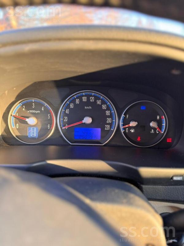 Hyundai Santa Fe 2007 in Riga, with an engine capacity of 2.20 L and mileage of 251 thousand km for 3900 €, photo 4 on AUTOMOTO.COM.LV